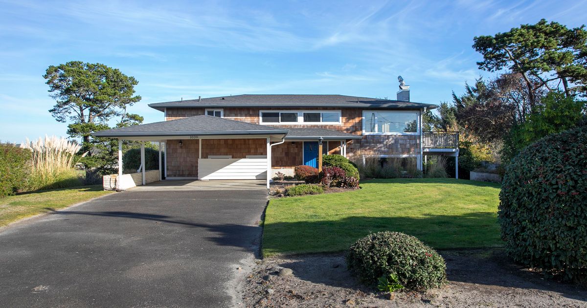 H390 Pet friendly limited ocean-view house next to Gearhart Golf Link ...