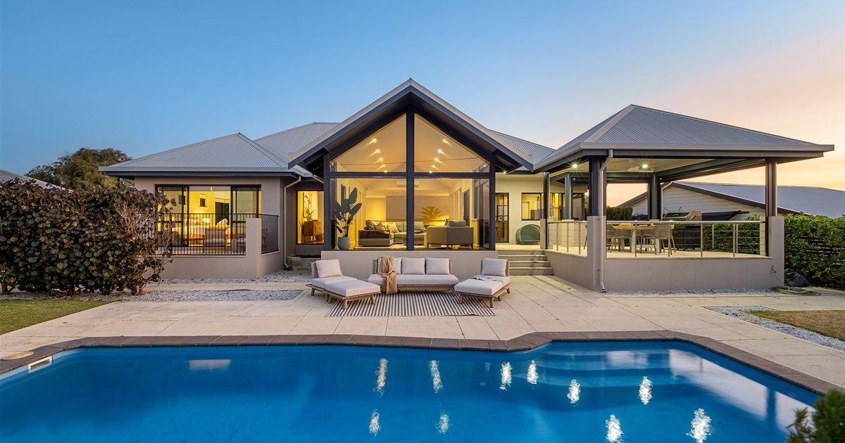 Tides Edge - beach front ocean views pet friendly rental