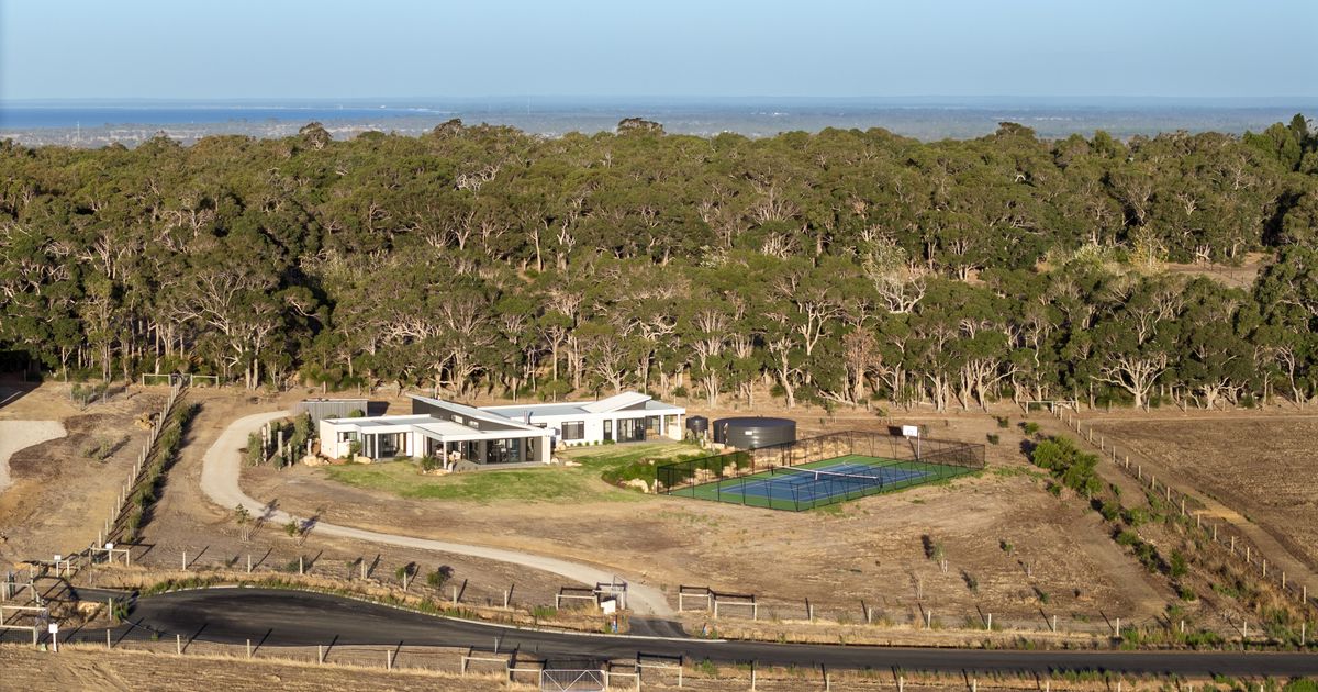 Hendon House-Yallingup family holiday home with tennis court