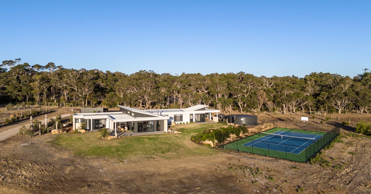 Hendon House-Yallingup family holiday home with tennis court