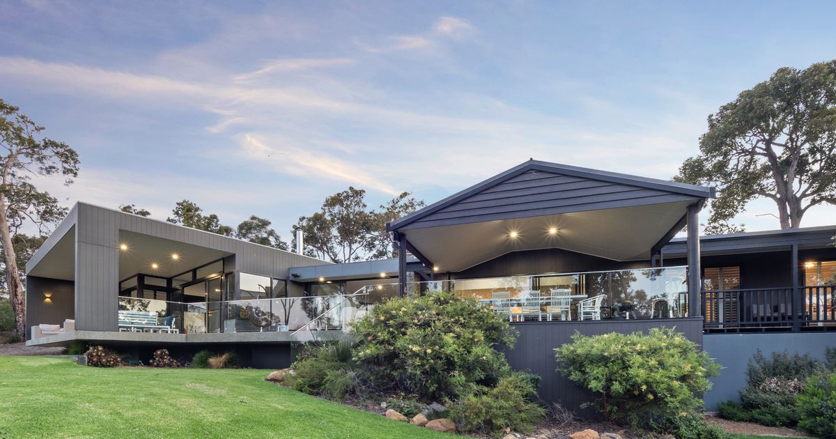 The Roo House - Rural retreat coastal views accommodation