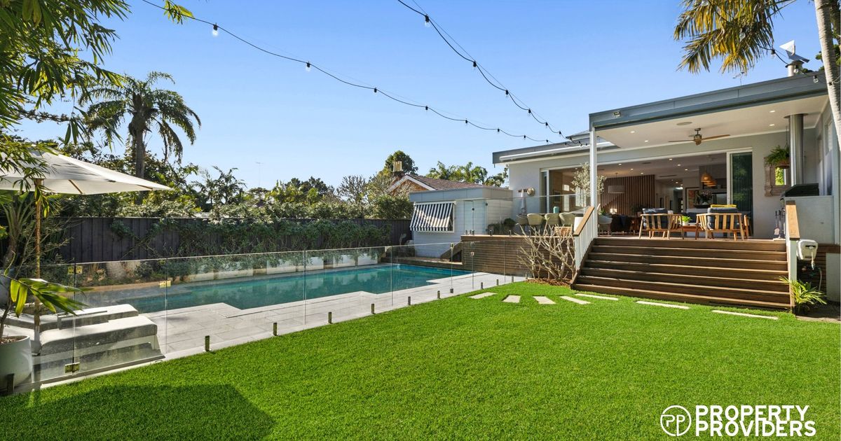 Freshwater Family Executive Home in Sydney with Pool