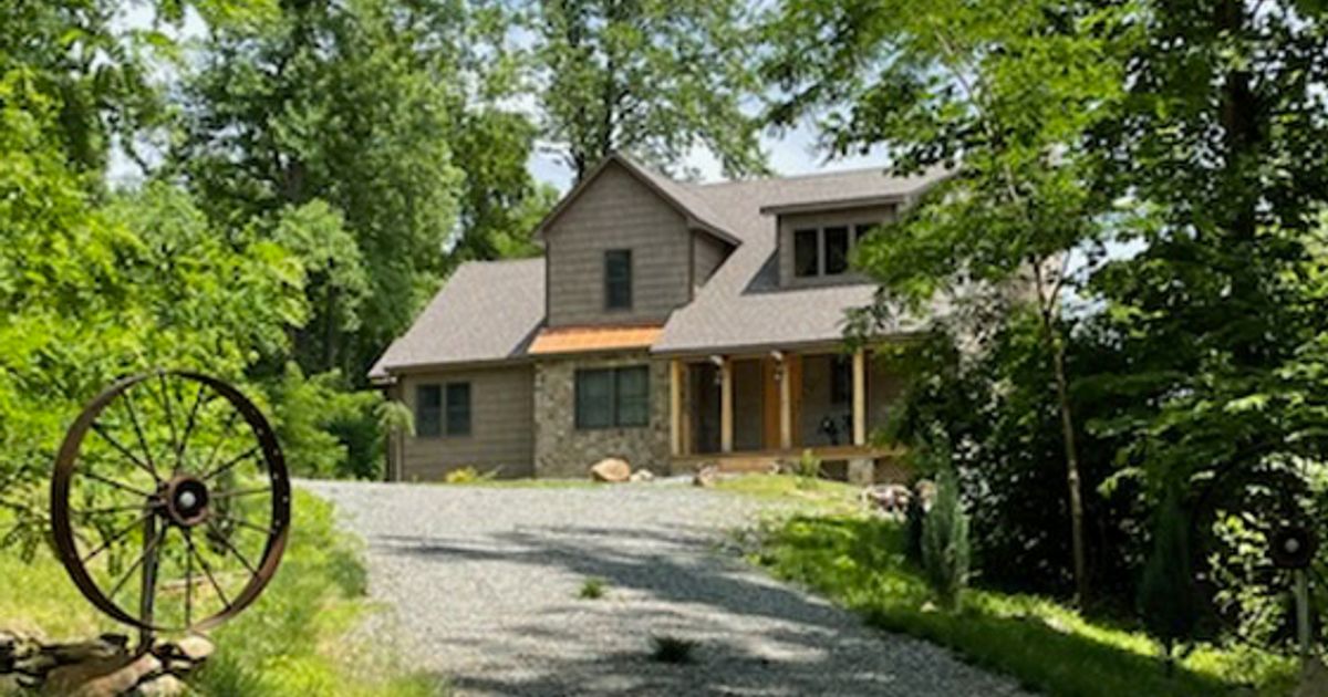 Mountain Top Vista - Lydia Mountain Lodge & Log Cabin